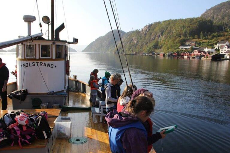 Båttur i byfjorden i Flekkefjord med museumsskøyta MS Solstrand ...